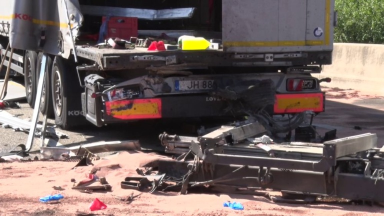 A7 nach LKW-Unfall voll gesperrt – Fahrer schwer verletzt (Video) – Hessennews TV