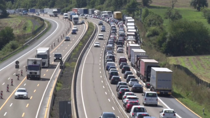 A7 nach LKW-Unfall voll gesperrt – Fahrer schwer verletzt (Video) – Hessennews TV