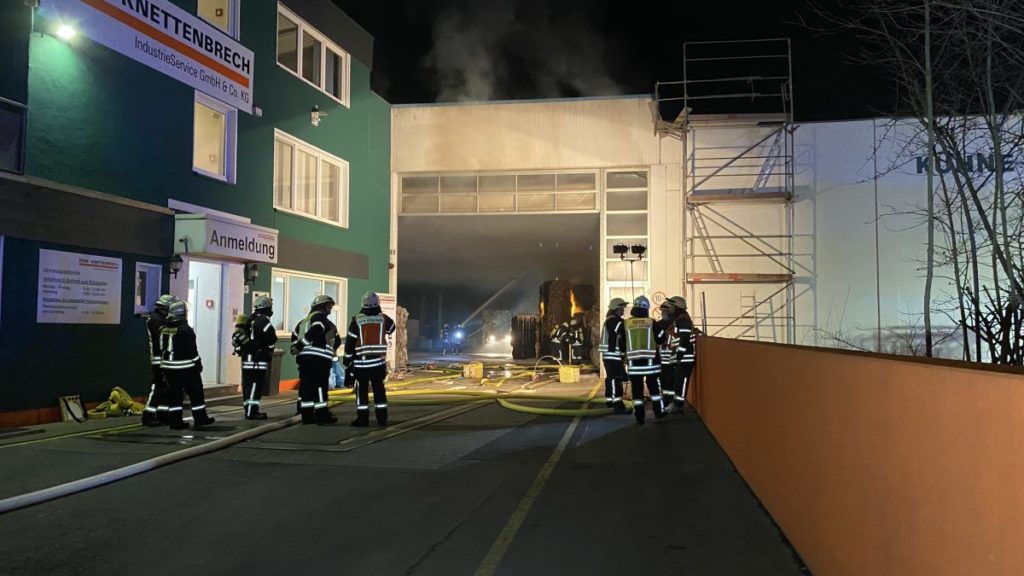 Hersfeld: Altpapier-Ballen brannten in Halle – Hessennews TV