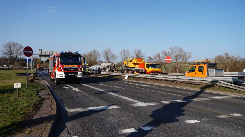 B7 auf die A7 – Gülle-LKW kippt bei Kassel um – Hessennews TV