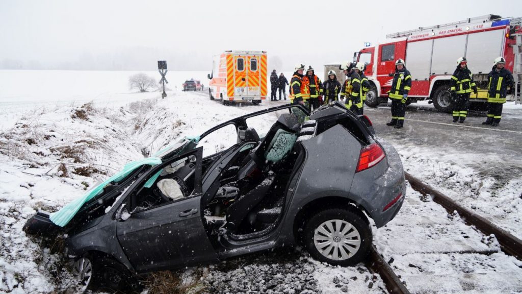 Bad Emstal: Weiterer schwerer Unfall auf schneeglatter Fahrbahn – Hessennews TV