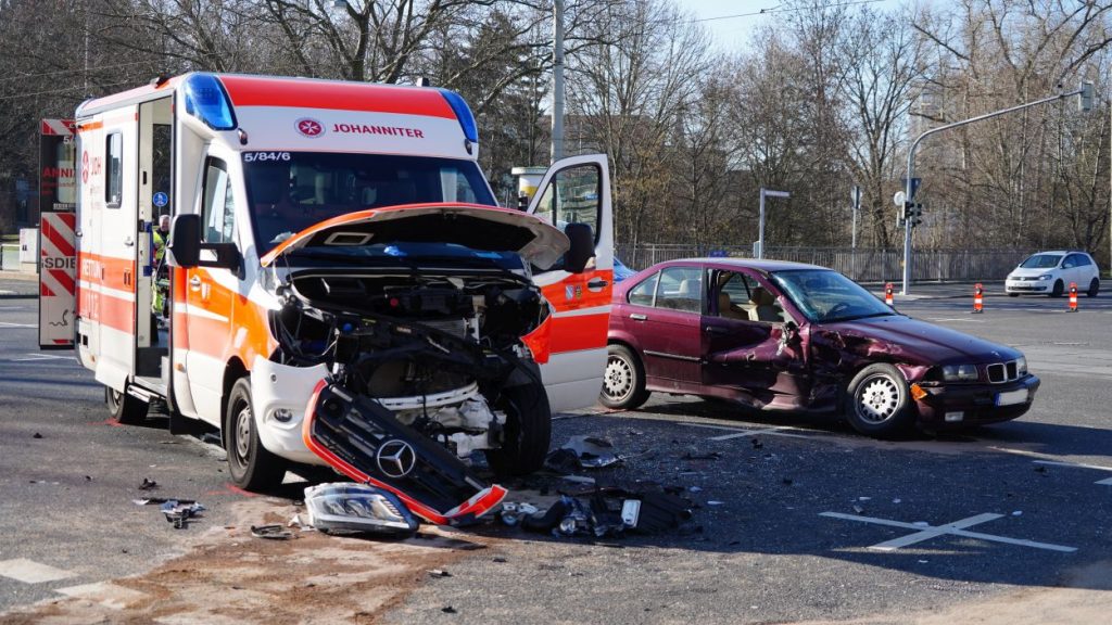 KS: Unfall mit Rettungswagen – Vier Verletzte – Hessennews TV