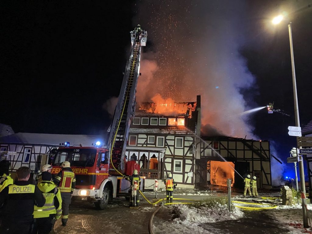 Großbrand an der Landesgrenze – Hessische Einsatzkräfte unterstützten Löscharbeiten (VIDEO ...